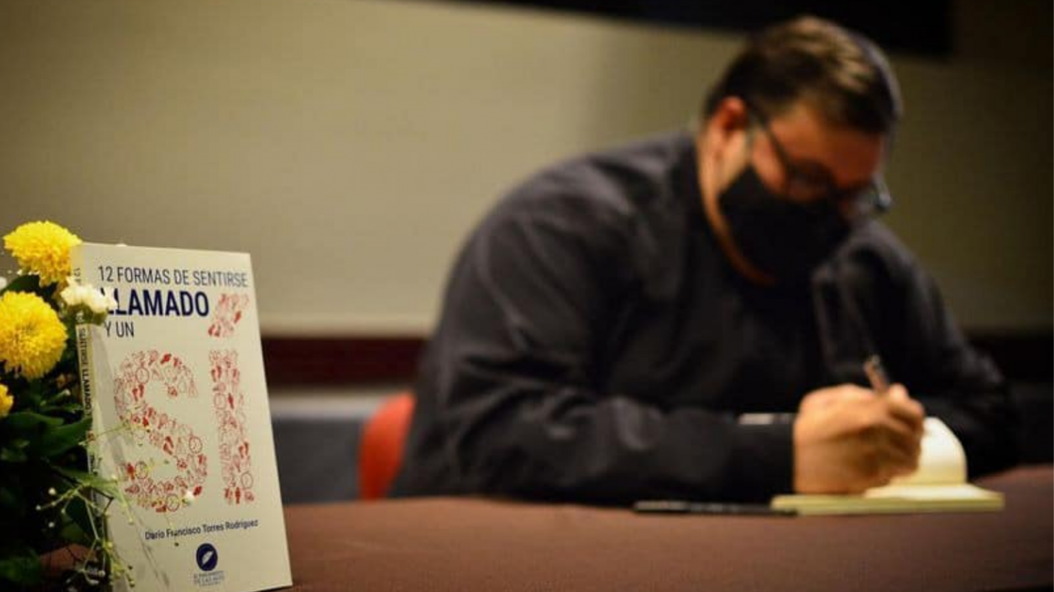 PRESENTA PADRE DARIO TORRES SU LIBRO “12 FORMAS DE SENTIRSE LLAMADO Y ...